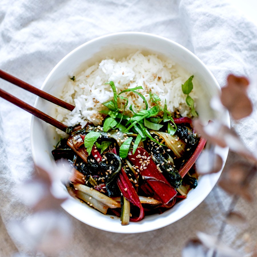 Blettes sautées – sauce soja, Sésame & cacahuètes – Les Cookines