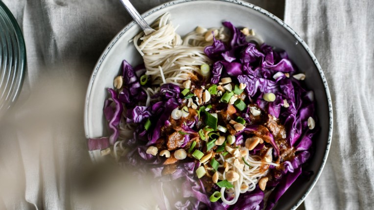 Salade – chou rouge & nouilles de riz – sauce cacahuètes – Les Cookines