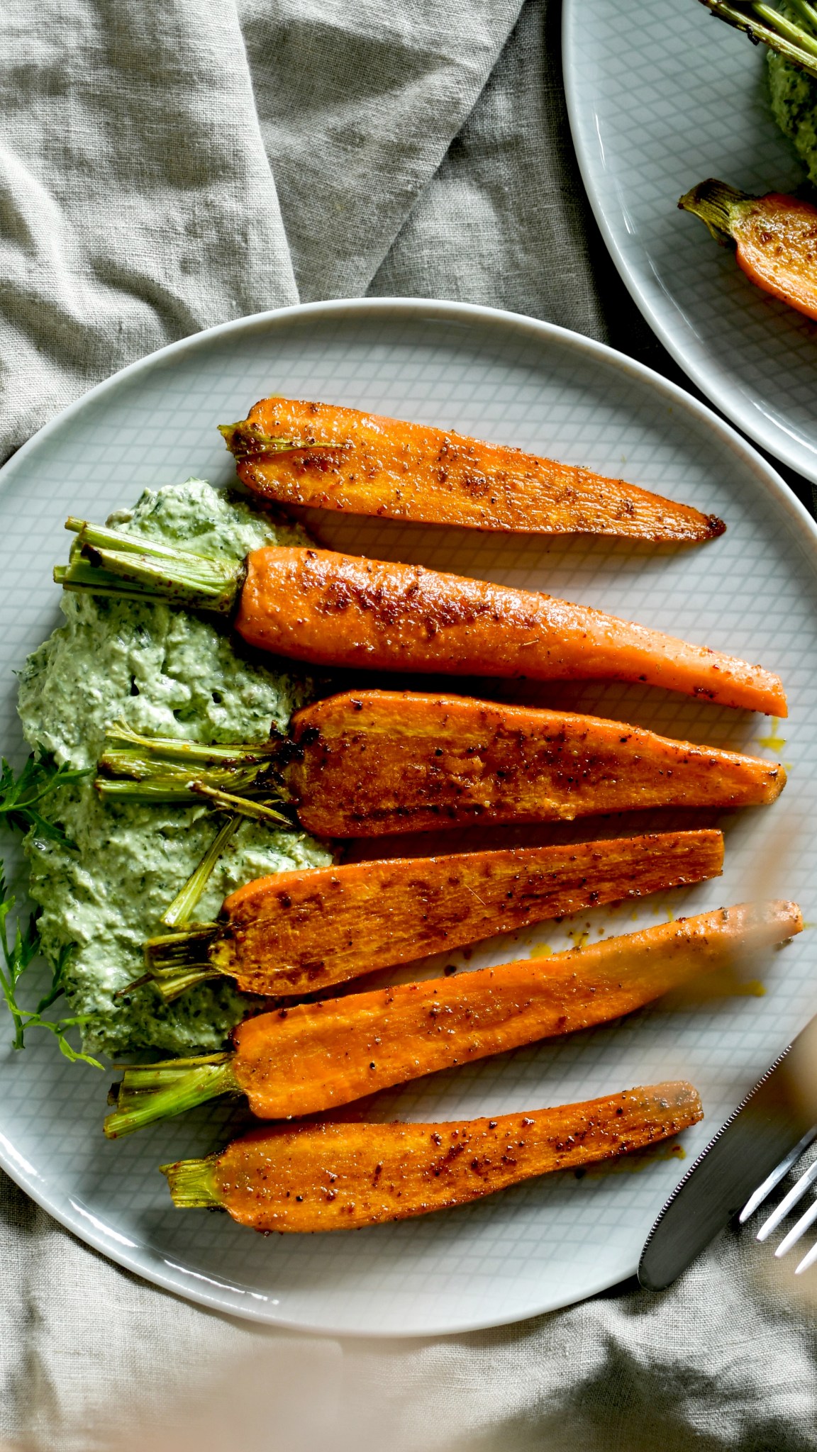 Carottes rôties à la poêle – Sauce aux fanes et à la feta – Les Cookines