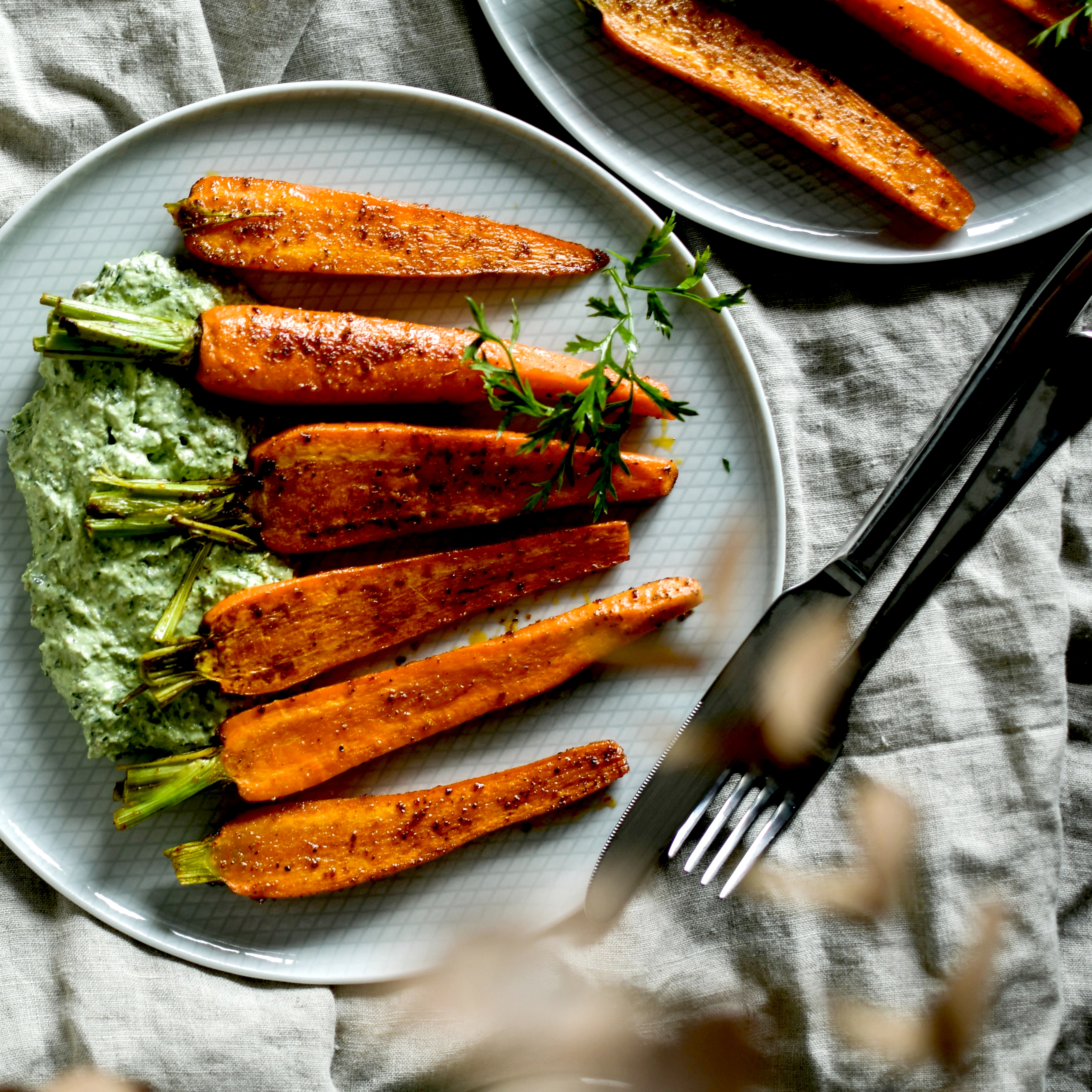 Carottes rôties à la poêle – Sauce aux fanes et à la feta – Les Cookines